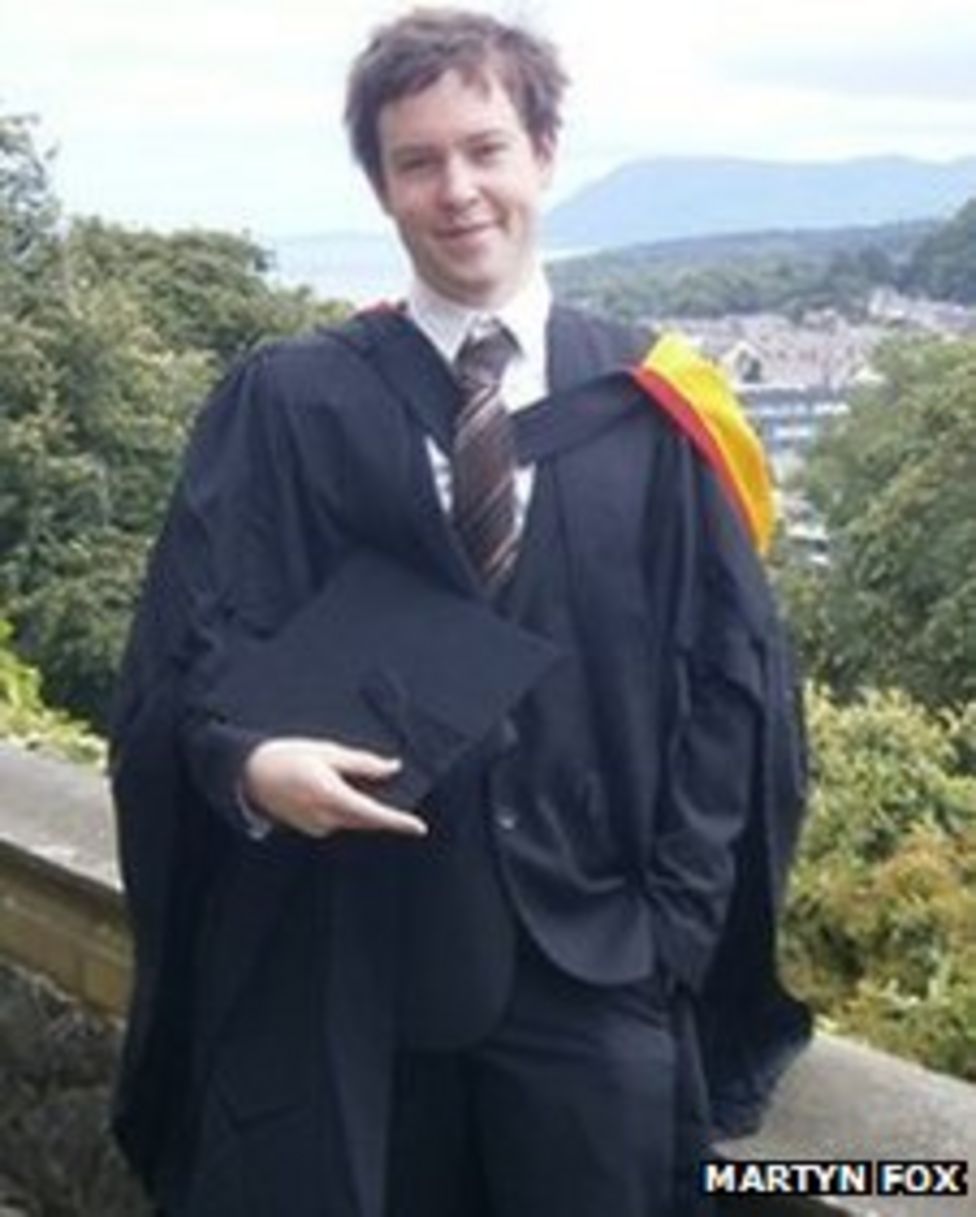 University graduate finds work as human scarecrow - BBC News