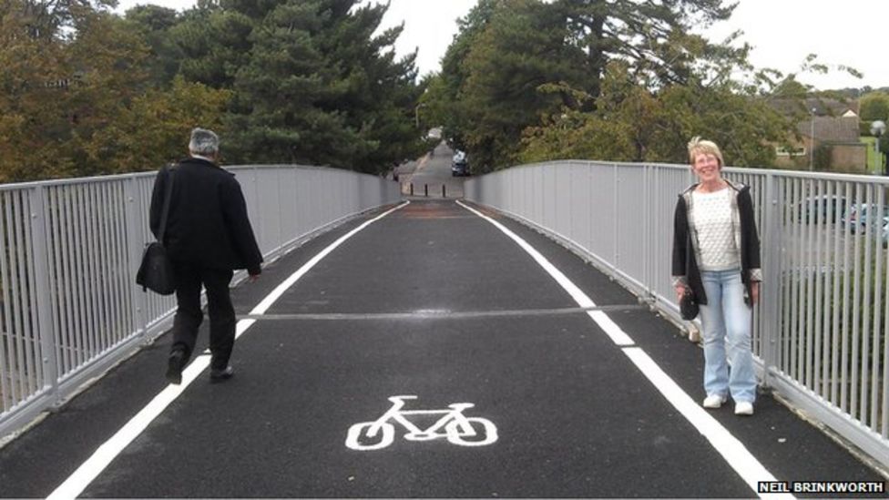Stevenage giant cycle lane creates pedestrian confusion - BBC News