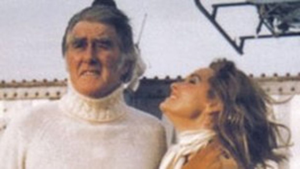 'Prince of Sealand' Roy Bates dies in Essex - BBC News