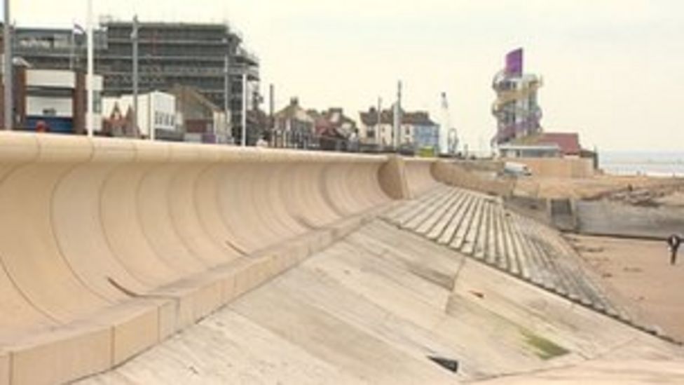 Final piece of Redcar sea wall slotted into place - BBC News