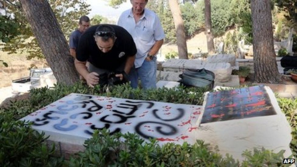 Grave of Israeli general Moshe Dayan vandalised - BBC News