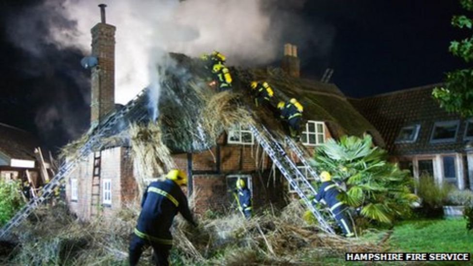 Hampshire thatched house wrecked by fire - BBC News
