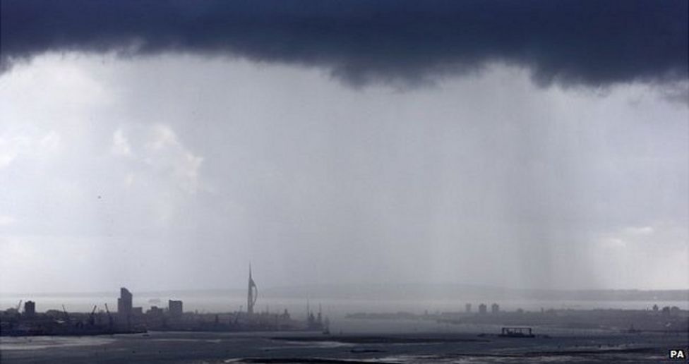 UK experiences 'weirdest' weather - BBC News