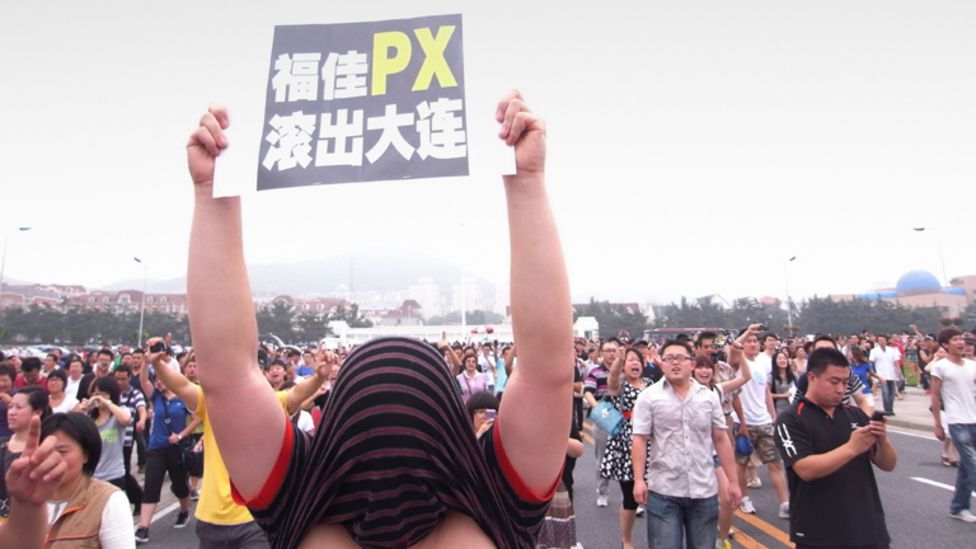 China waste plant protest in Hangzhou 'injures dozens' - BBC News