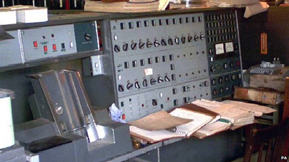 One of world's oldest computers rebooted after 50 years - BBC Newsround