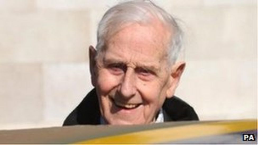 Battle of Britain hero William Walker dies aged 99 - BBC News