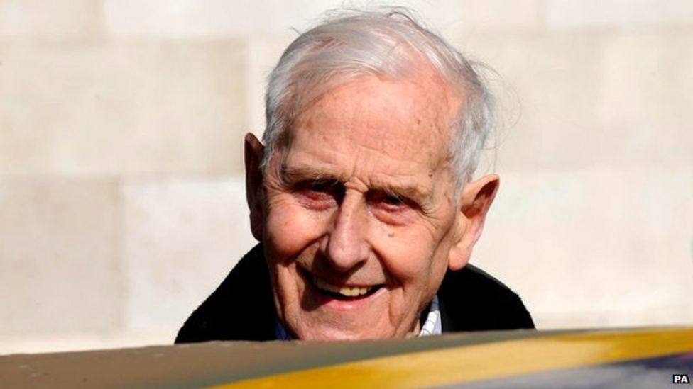 Battle of Britain hero William Walker dies aged 99 - BBC Newsround