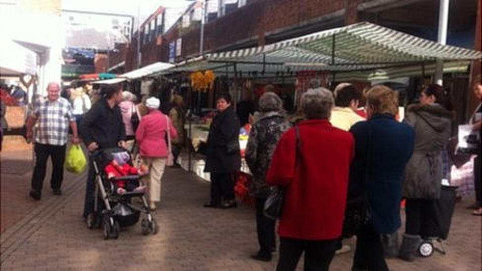 Row over Carmarthen's Red Street open market - BBC News