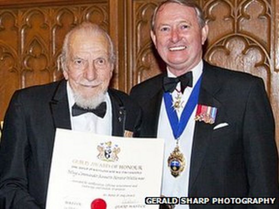 James Bond stunt pilot Ken Wallis honoured - BBC News