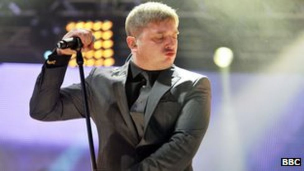 Pop on a budget: Introducing Ria Ritchie - BBC News