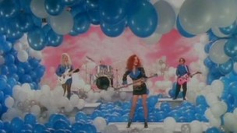 Fuzzbox guitarist Jo Dunne, 43, dies after cancer battle - BBC News