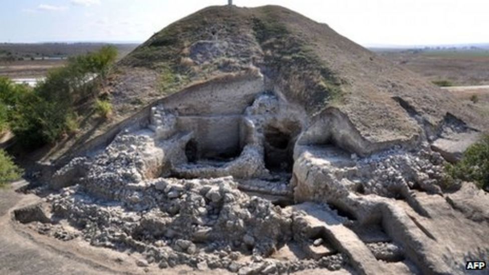 Europe's 'oldest prehistoric town' unearthed in Bulgaria - BBC News
