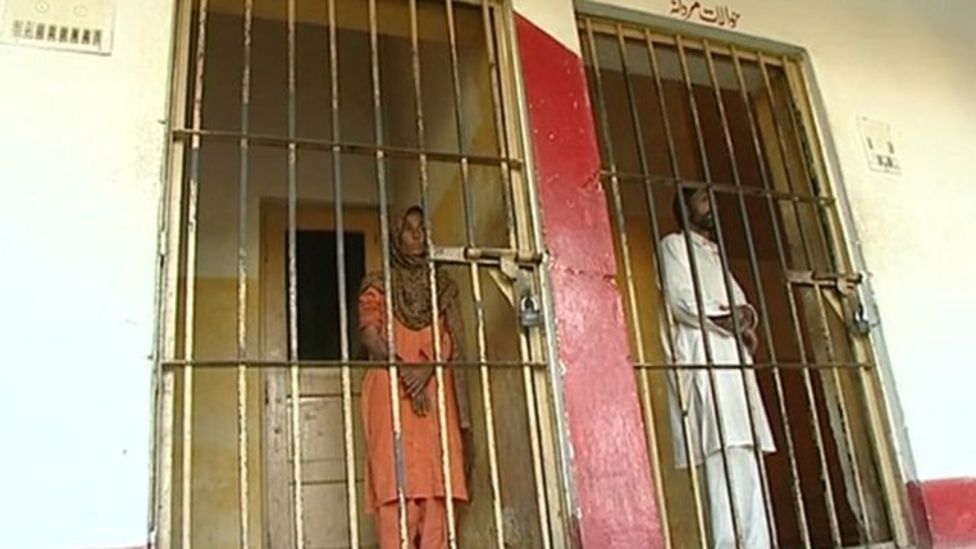 Four sentenced to death for Pakistan 'honour killing' - BBC News