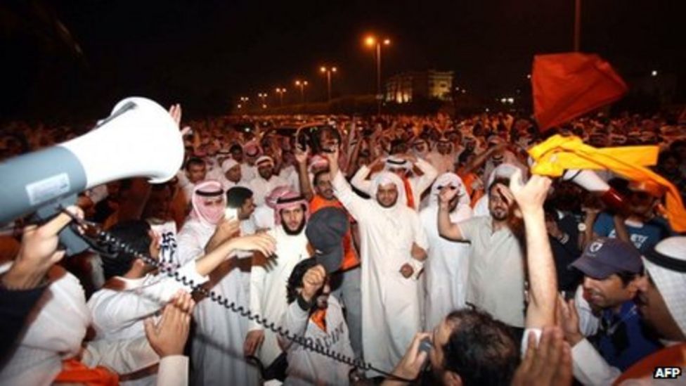 Tear gas fired to disperse Kuwait protesters - BBC News
