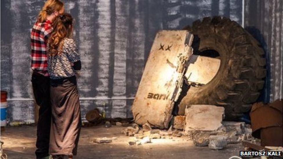 Smashed Banksy Balloon Girl mural in Nottingham exhibition - BBC News