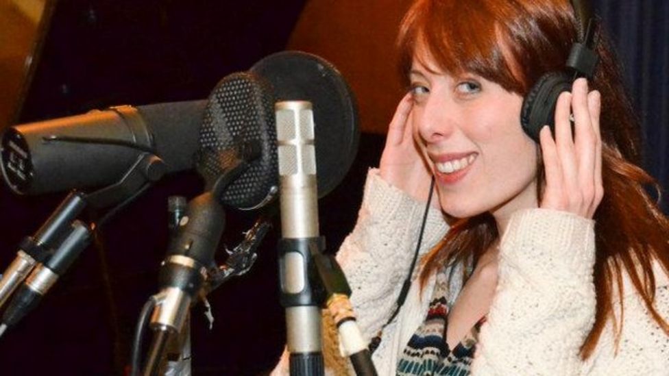 Nina Baker gears up for debut album release - BBC News