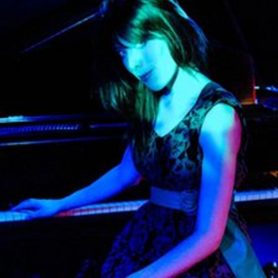 Nina Baker gears up for debut album release - BBC News