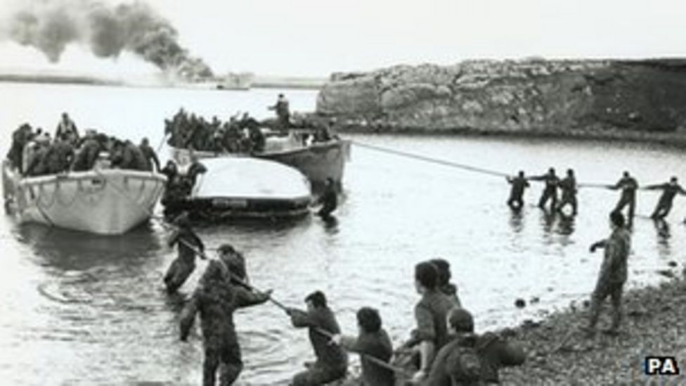 Falklands governor Sir Rex Hunt dies - BBC News