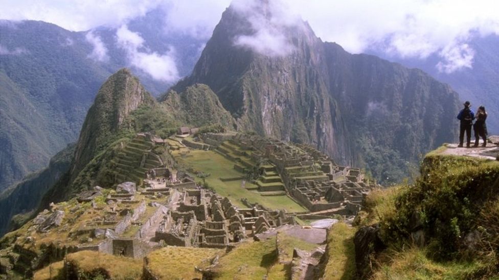 US returns smuggled ancient artefacts to Peru - BBC News