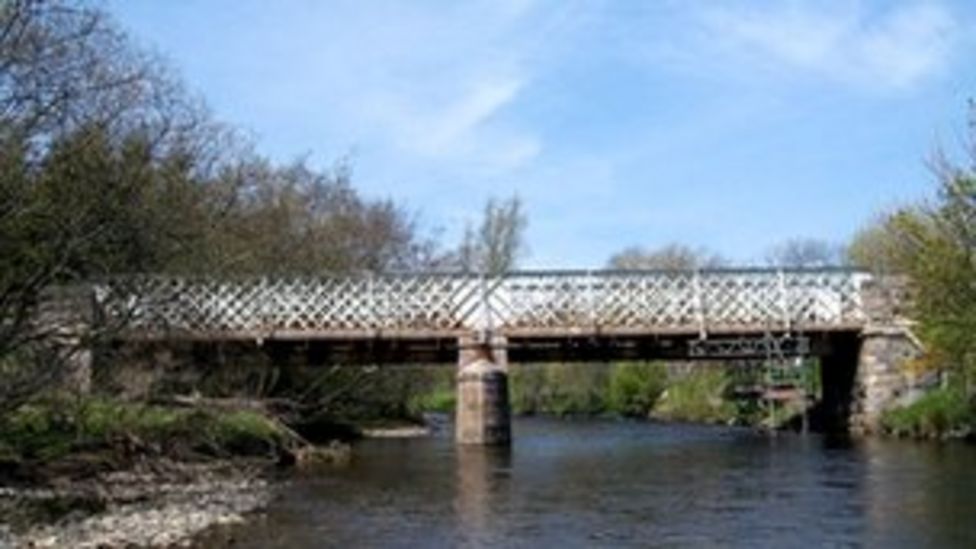 Towie public meeting over decaying bridges - BBC News