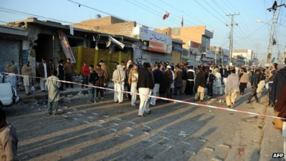 Taliban bomber kills Pakistan Shia marchers - BBC News