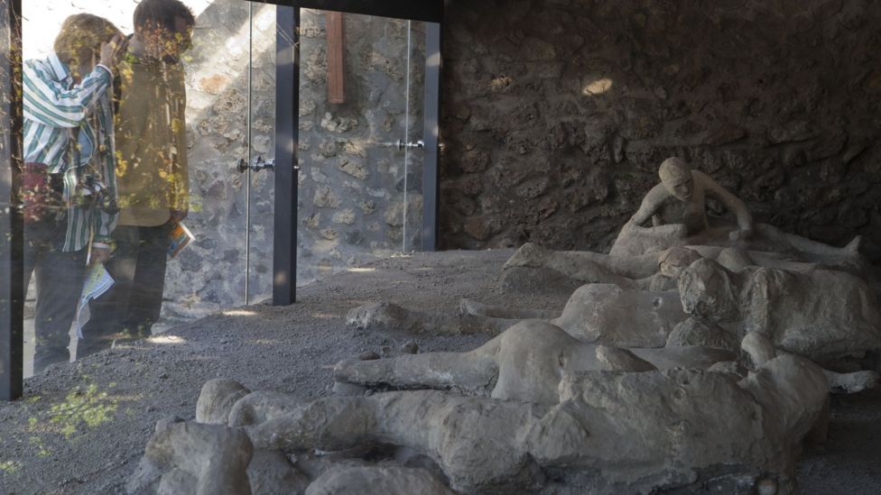 App Pompeii - Visiting museums via your phone - BBC News