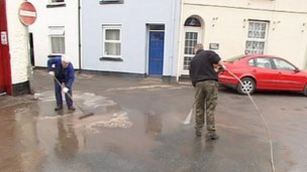Floods bring chaos to Cornwall after heavy rain - BBC News