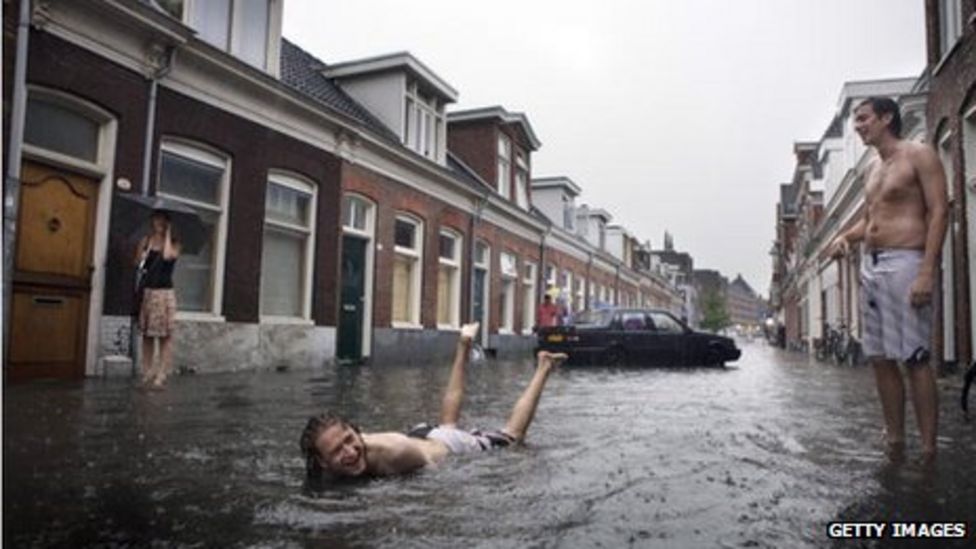 Are floating homes a solution to UK floods? - BBC News