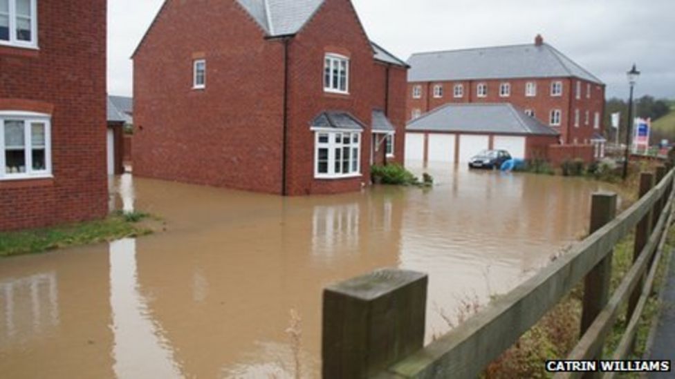 Anger as Ruthin's Glasdir estate hit by floods - BBC News