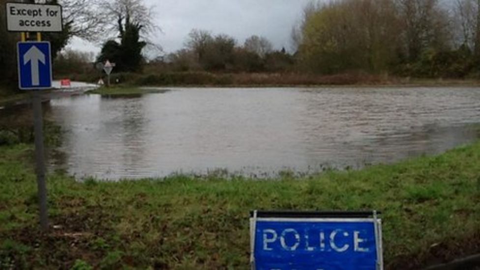 Derbyshire floods clean-up operation begins - BBC News