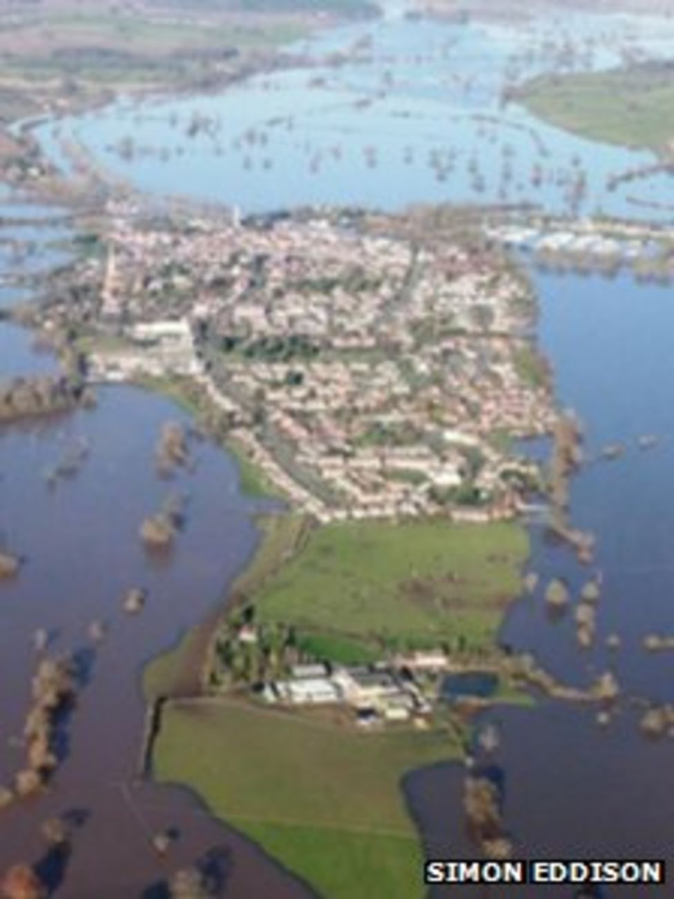 River Severn flood warnings remain in place - BBC News