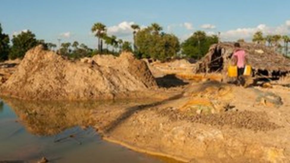 Spirit of defiance at Burma's Monywa mine - BBC News