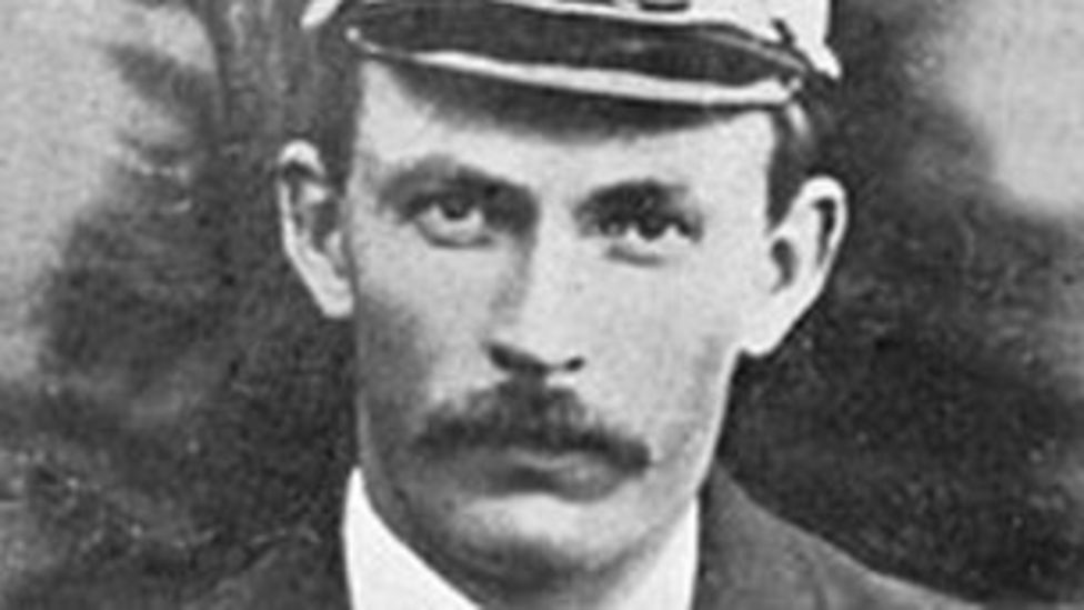 Ellan Vannin: Ceremony marks Isle of Man ship tragedy - BBC News