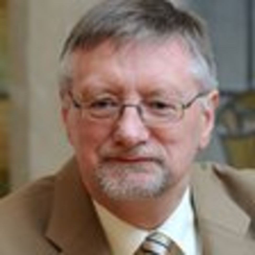 Reaction to loyalist violence over union flag issue - BBC News