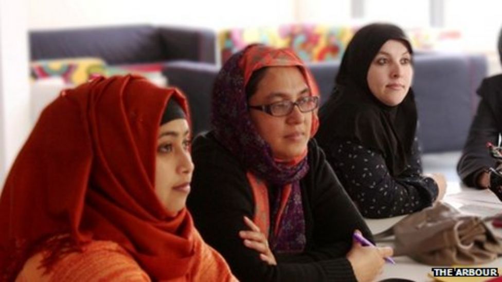 London's new female immigrants 'inspired' to lead - BBC News