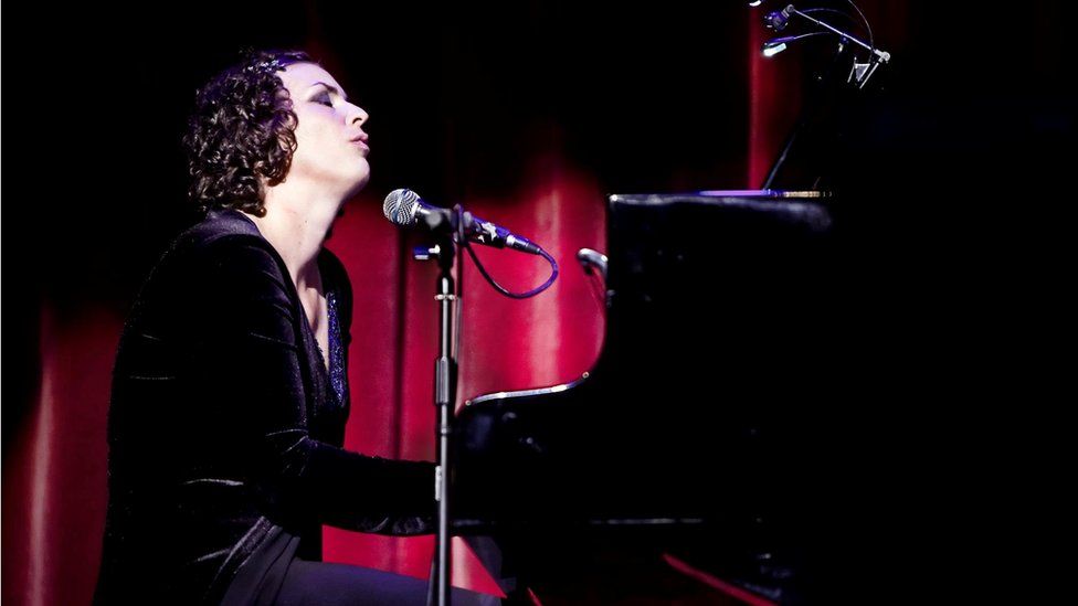 Katherine Crowe: Tributes made to 'inspirational' singer - BBC News