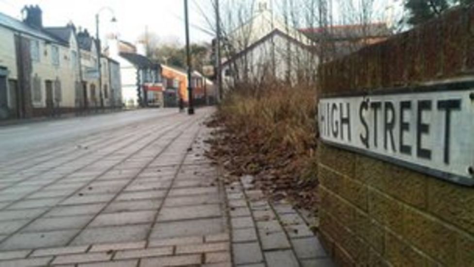 Bagillt road incident: Appeal as pedestrian, 21, hurt - BBC News