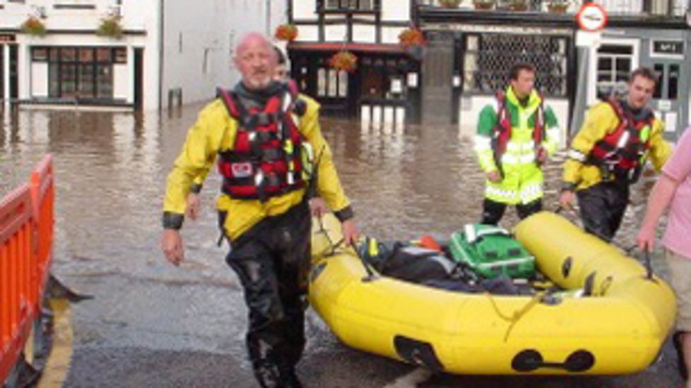 Shropshire volunteers start search and rescue training - BBC News