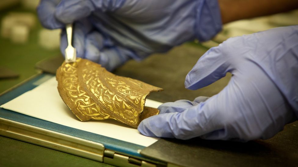 Staffordshire Hoard: 'Anglo-Saxons made gold appear more golden' - BBC News