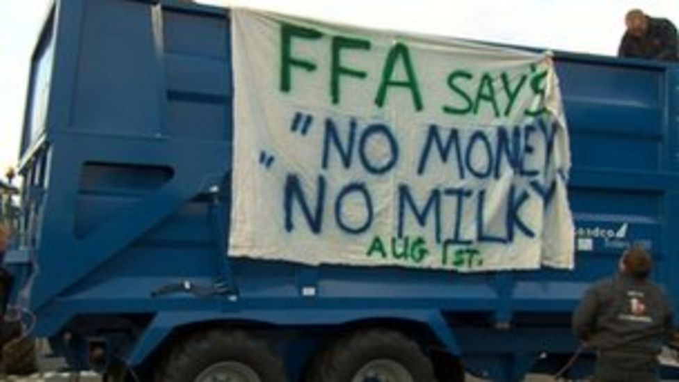 Dairy farmers blockade Droitwich Muller Wiseman factory - BBC News