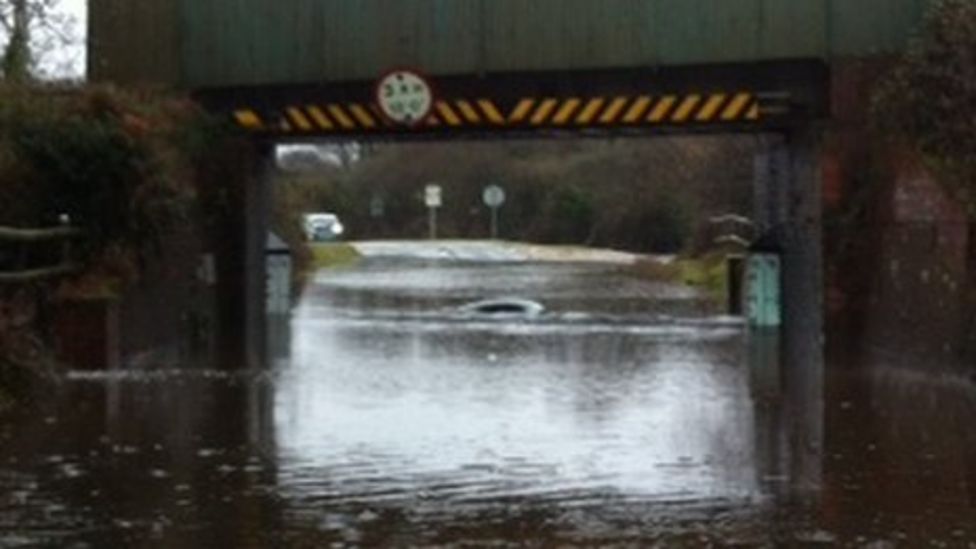 Hampshire flooding: Village evacuated and motorists rescued - BBC News