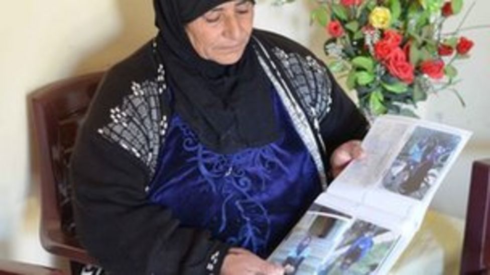 Syria conflict: The Lebanese town living under fire - BBC News