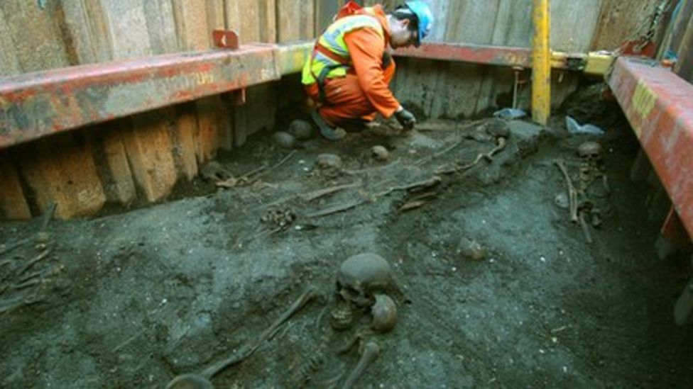Black Death skeletons unearthed by Crossrail project - BBC News