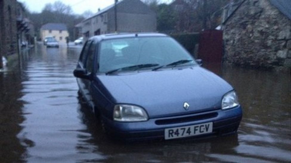 Flooding chaos across Cornwall and the South West - BBC News