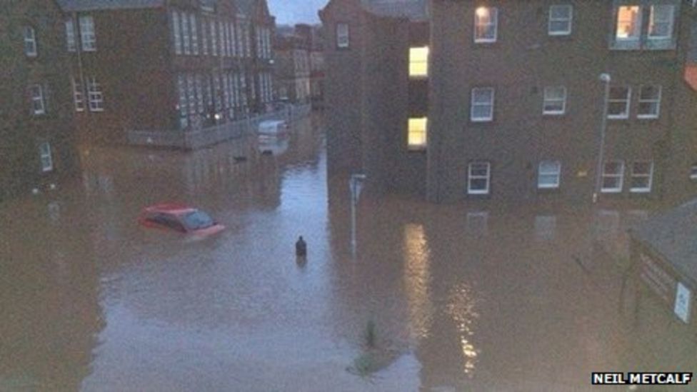 Stonehaven's flood-hit homes evacuated - BBC News