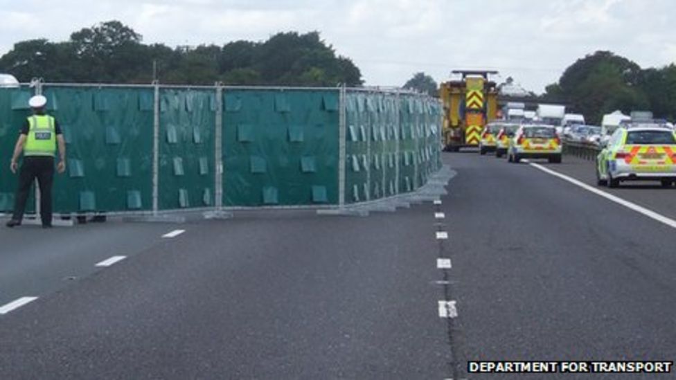 Motorway screens bid to stop rubbernecking by motorists - BBC News