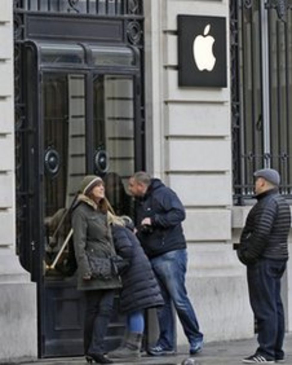 Apple store in Paris hit by thieves in heist - BBC News