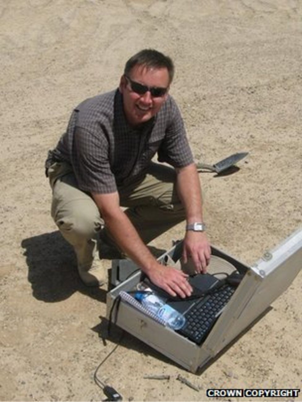 What do UK's military scientists do on the frontline? - BBC News