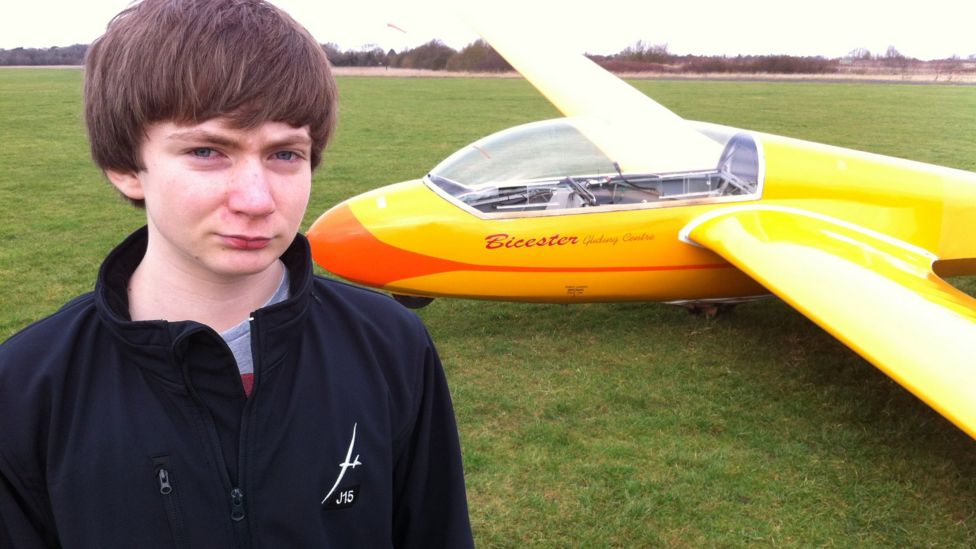 Teenage glider pilot flies solo for first time on 14th birthday - BBC News