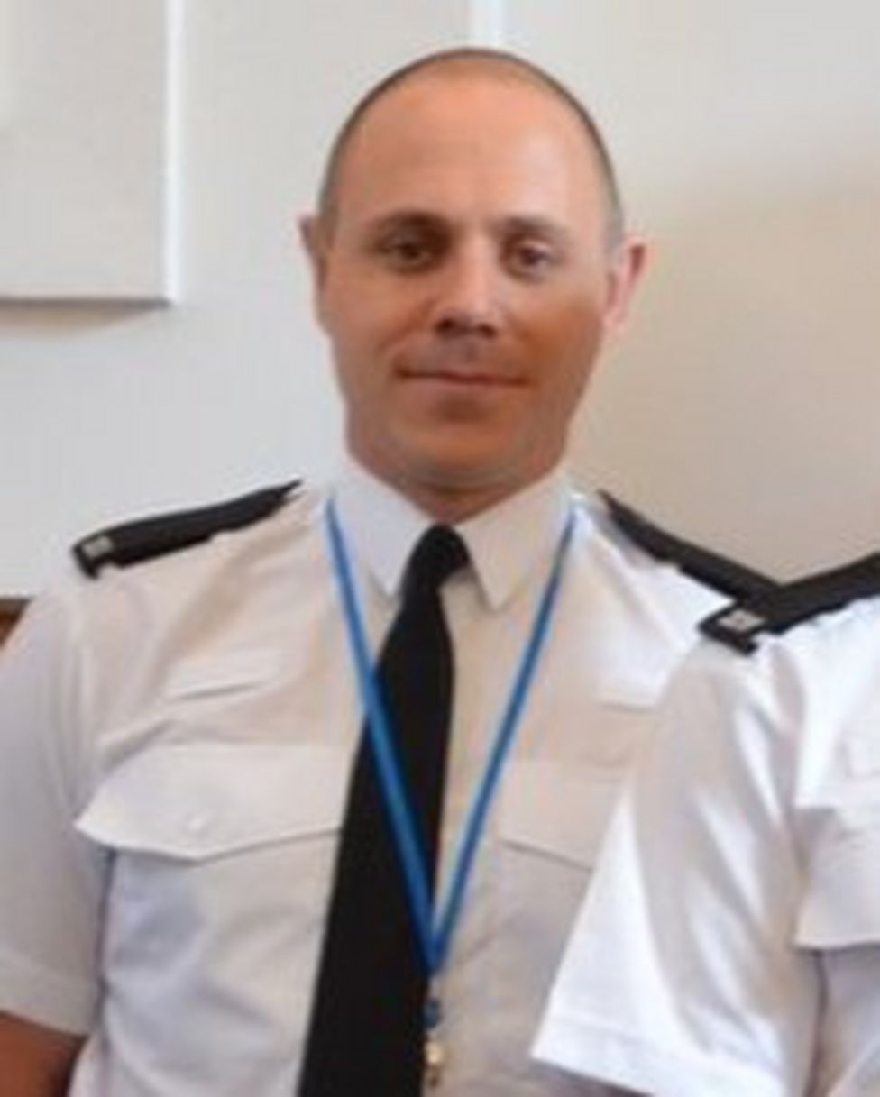 PC Andrew Bramma death: Hundreds sign condolence book - BBC News